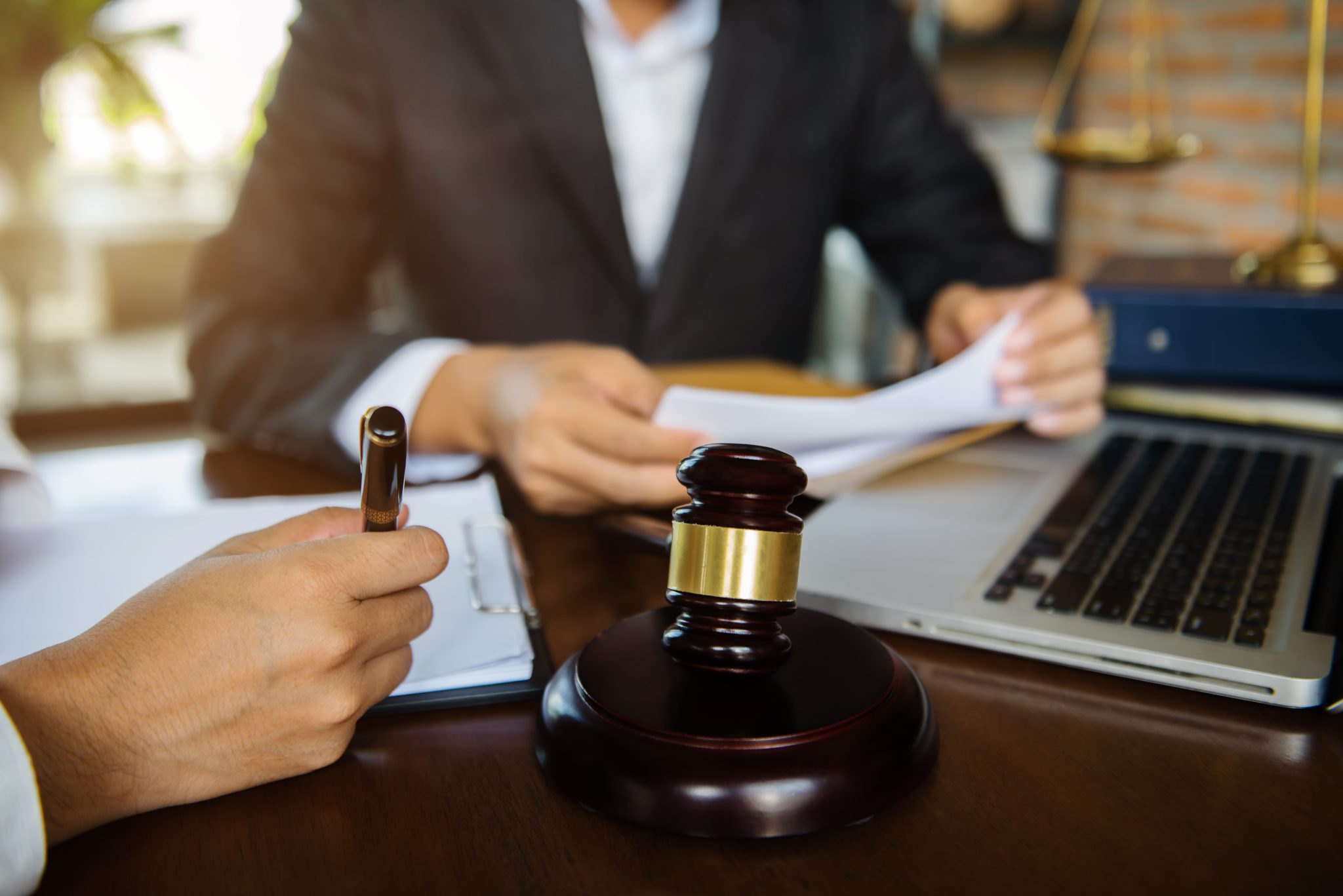Choisir le bon avocat criminaliste pour votre défense : les étapes clés ...